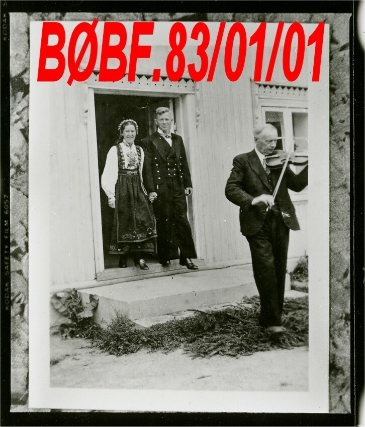 Spelemannen Einar Lund spelar brureparet Anita og Halvor Midtbø ut av ...