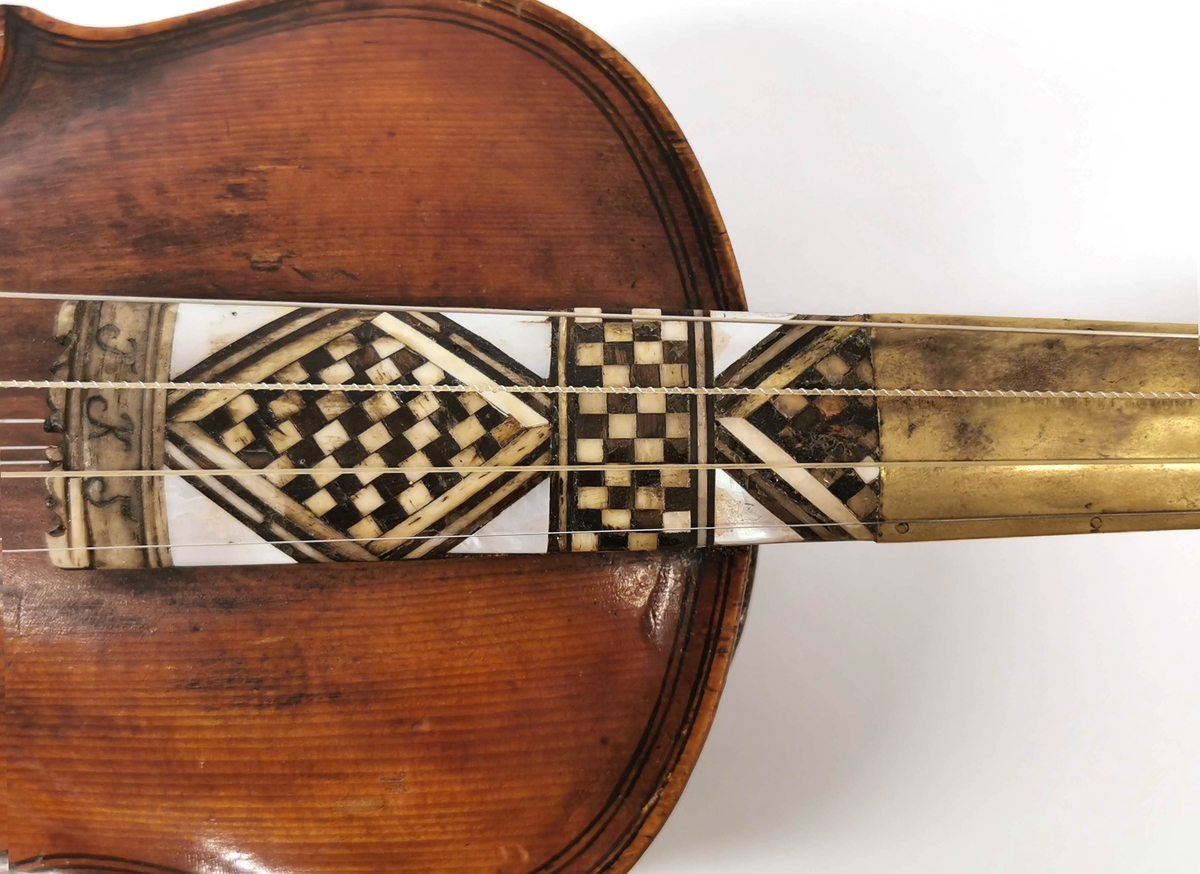 Hardingfele - Valdres Folkemuseum / DigitaltMuseum