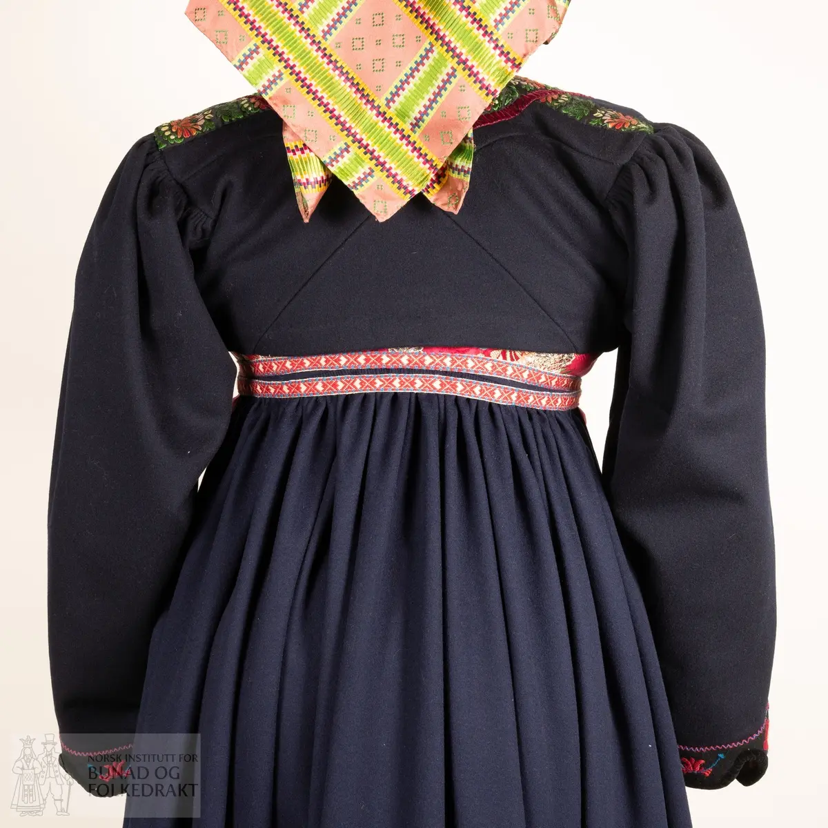 Trøye - Norsk institutt for bunad og folkedrakt / DigitaltMuseum