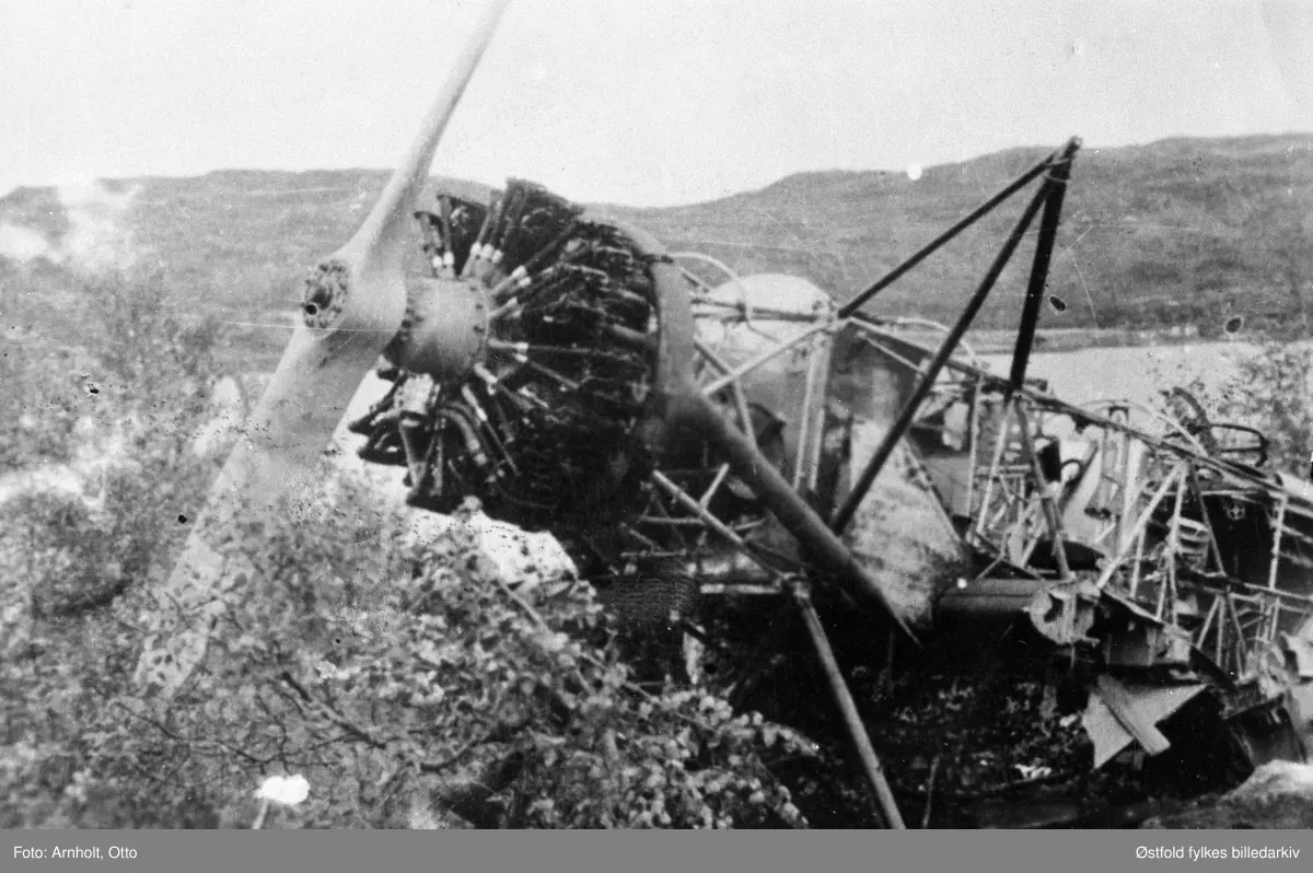 Nedskutt tysk fly, ukjent sted, under 2. verdenskrig, muligens i ...