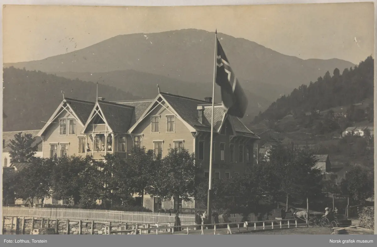 Postkort med bilde av Hotel Østensø i Øystese, sett fra ...