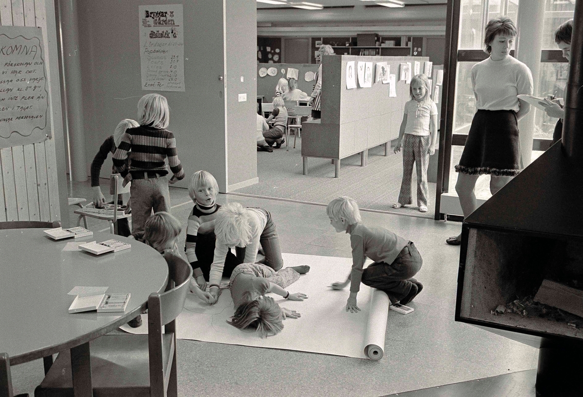Barn som ritar i Bäckbyskolan, lärare Anna Britta Lundahl, Ulla Norèn ...