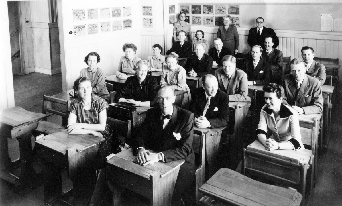 Gamla skolkamrater träffas i Centralskolan. Lärarinnan Ester Sandin ...