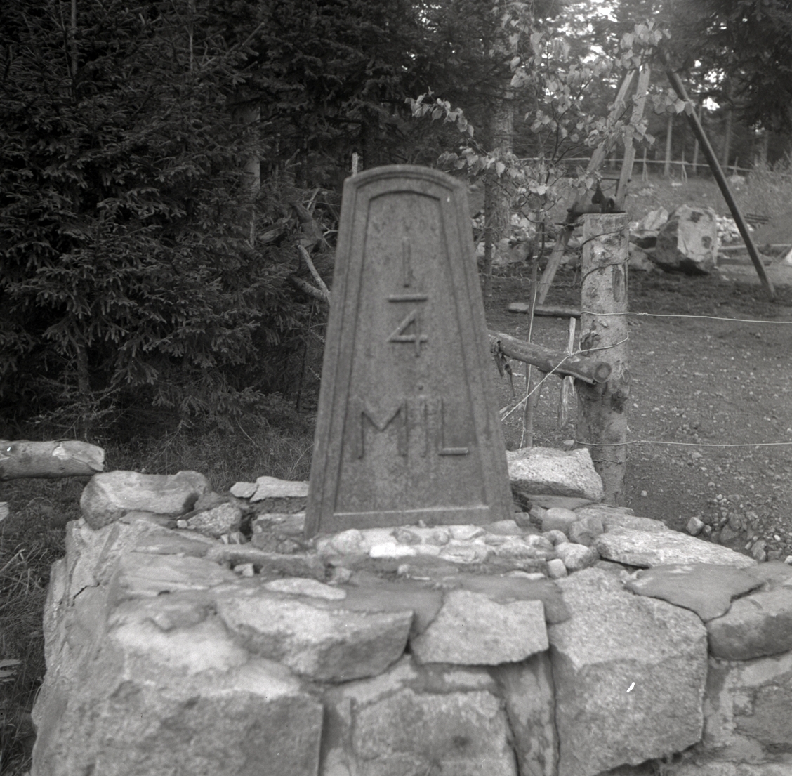 Milstolpe av järn vid Sjötorp bro. - Kalmar läns museum / DigitaltMuseum