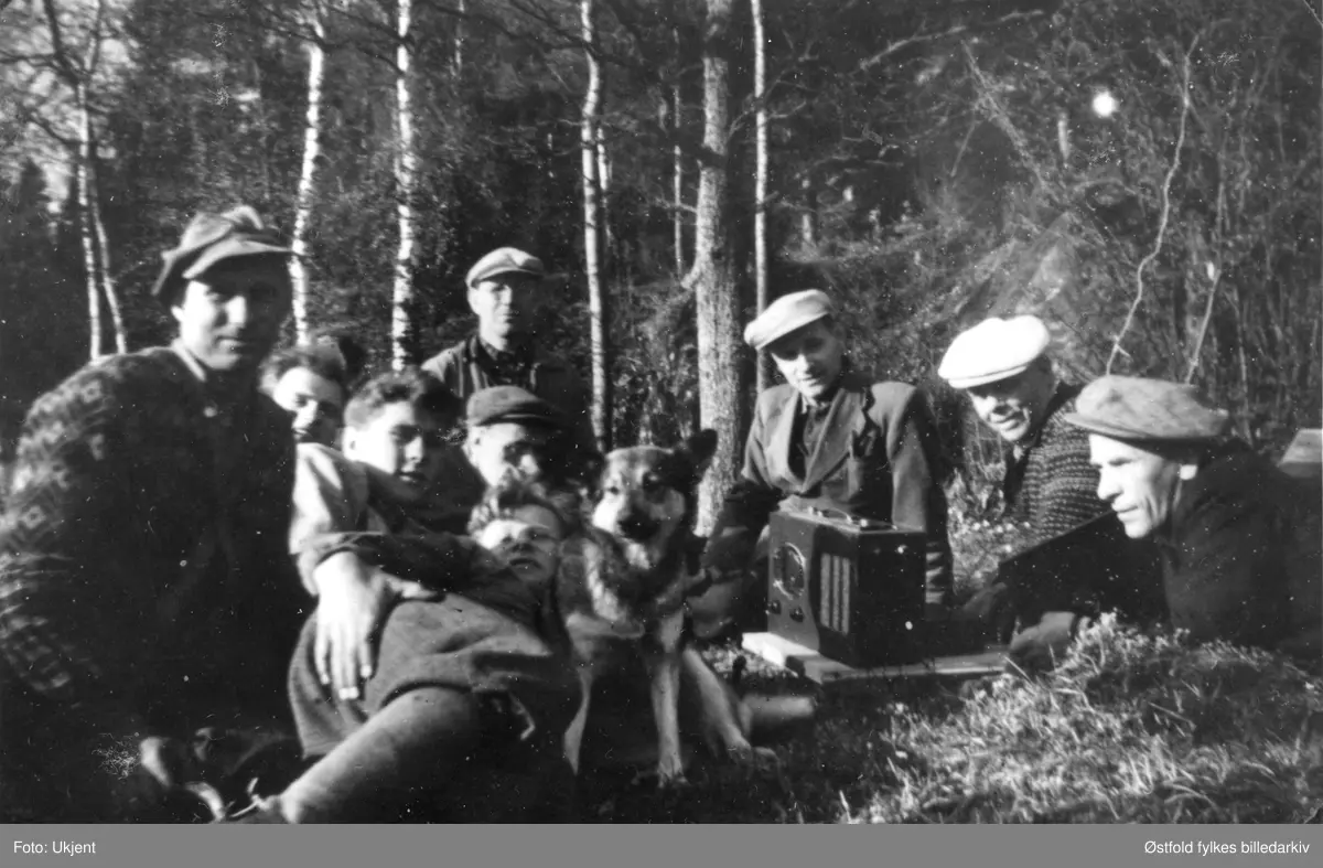 Radiolytting under krigen, Furuholmen i Varteig. Fra venstre: Sander ...