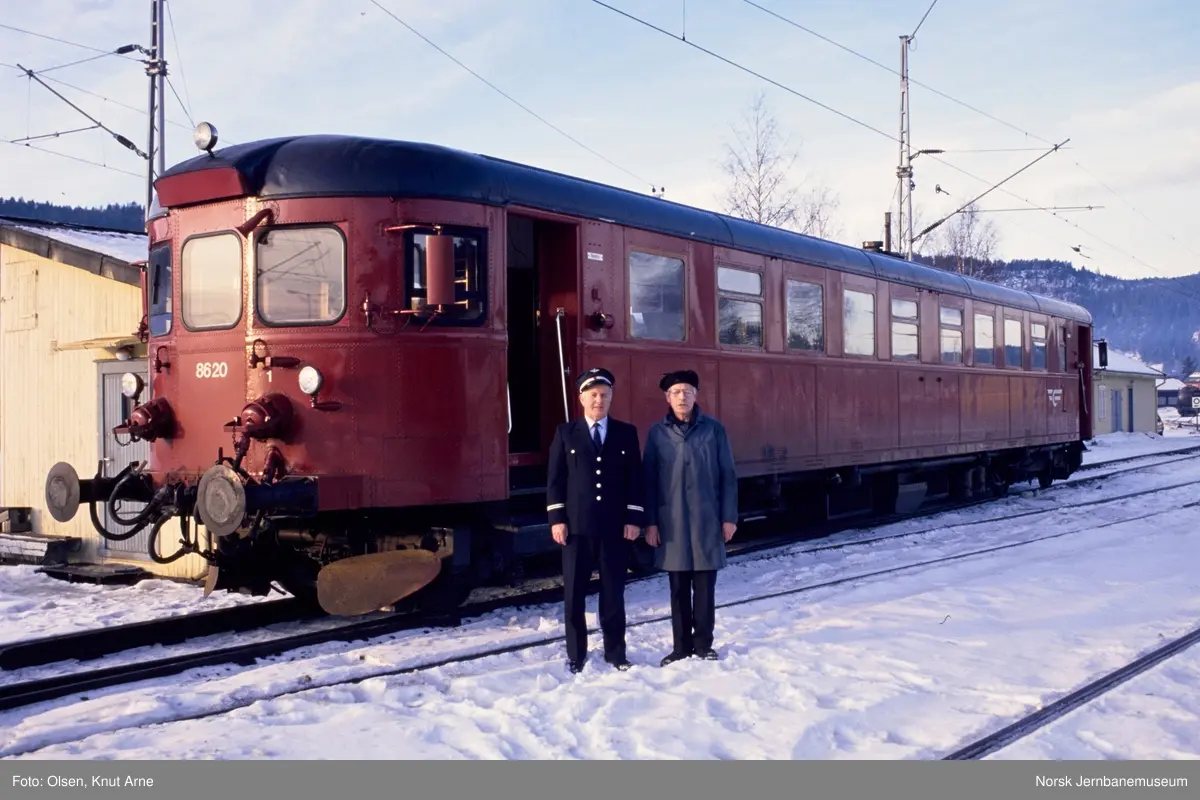 Lokomotivfører Bjørn Melquist foran dieselmotorvogn BM 86 20 - Norsk ...