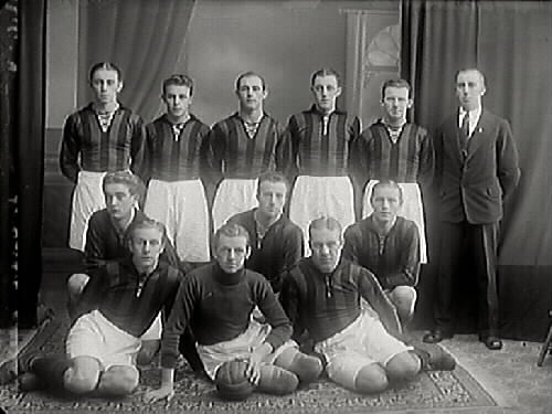 Ateljébild av Varbergs BOIS A-lag i fotboll: Arthur Höög, Rudolf ...