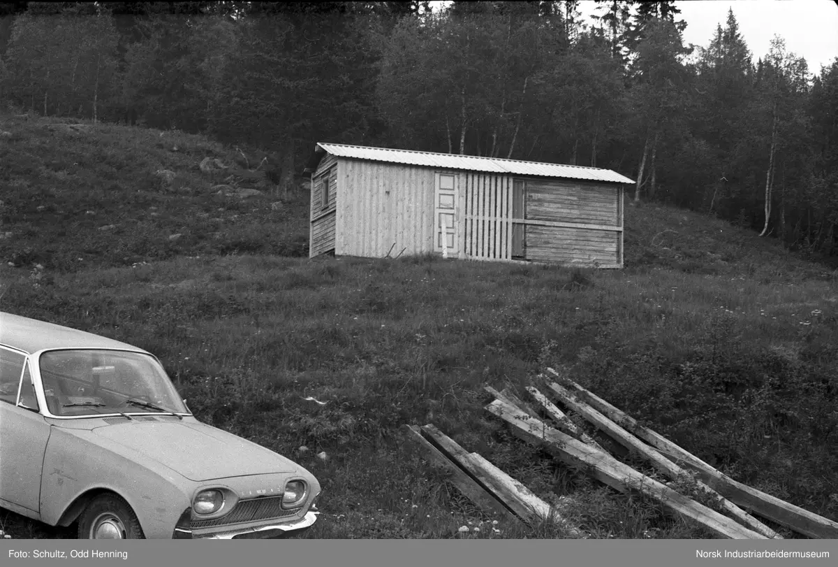 En bil, plank og et skur ved Krossobanens Øvre stasjon eller Gvepseborg ...