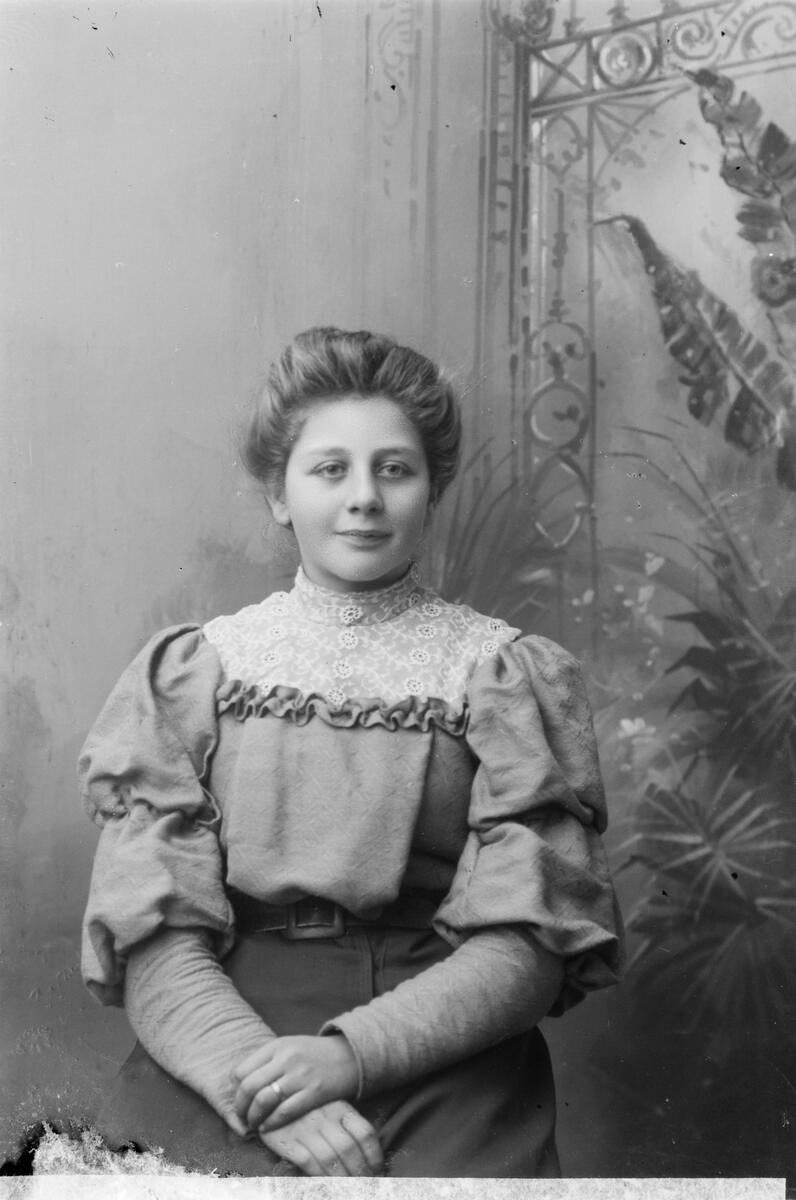 Anna Löfgren; Ingår i porträttsamlingen från Knut Wallins ateljé ...