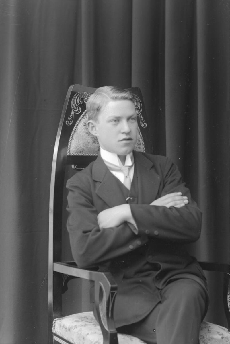 John Pettersson; Ingår i porträttsamlingen från Knut Wallins ateljé ...