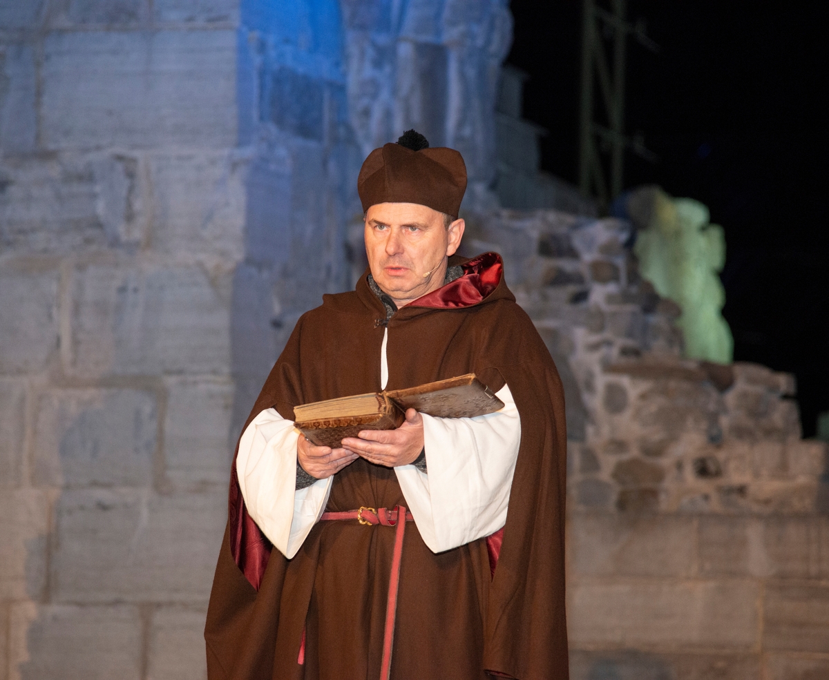 Teaterforestillingen" En Hamarkrønike" i 2021. Dette er historien om ...