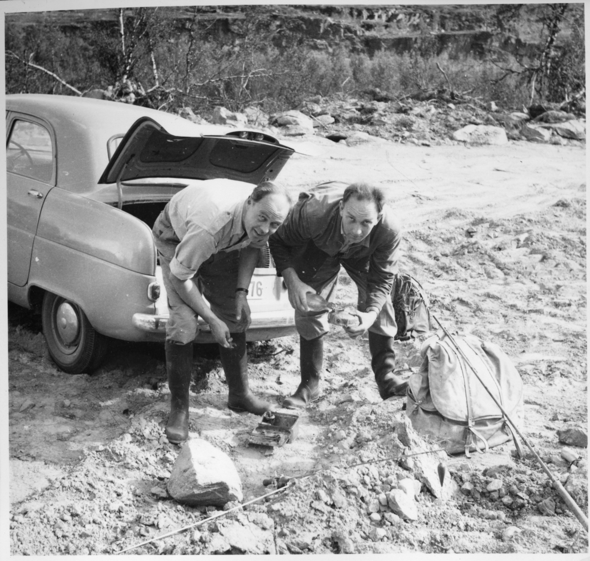 Johan Haakstad og Astrup Nilssen på fisketur. Bil i bakgrunnen. - Sør ...