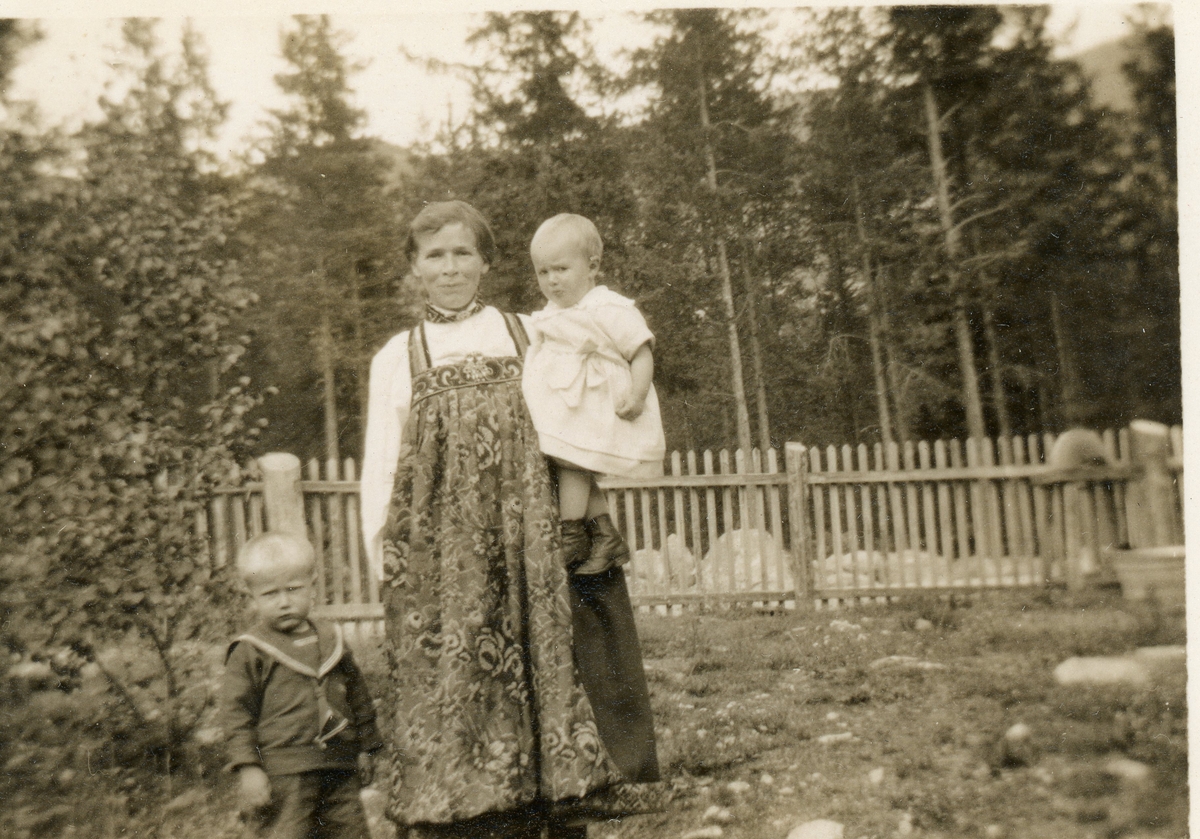 Mor med barn. Ingbjørg Breidokk med to av barna, Ola og Anne Gerd - Gol ...