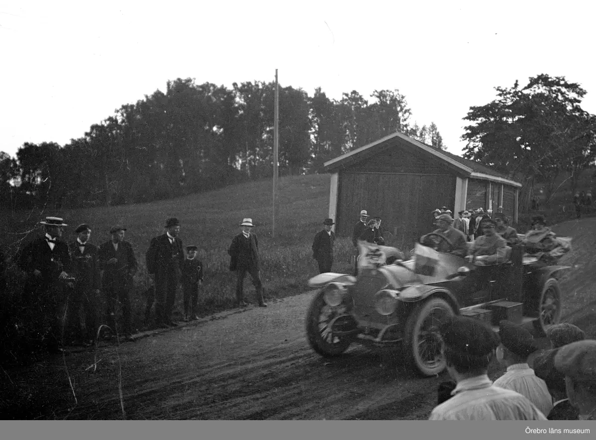 Hus, bil och människor. Bilden är tagen sommaren 1913 vid den så ... Hus, bil och människor. Bilden är tagen sommaren 1913 vid den så ...