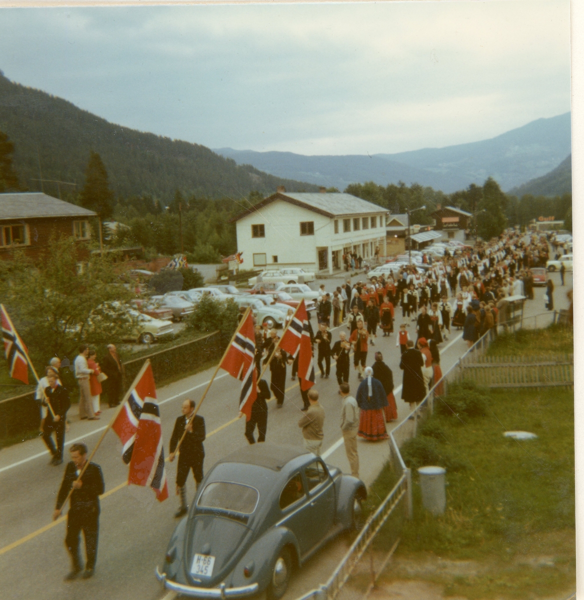 Flaggborg og borgertog 17. mai i Gol - Gol bygdearkiv / DigitaltMuseum