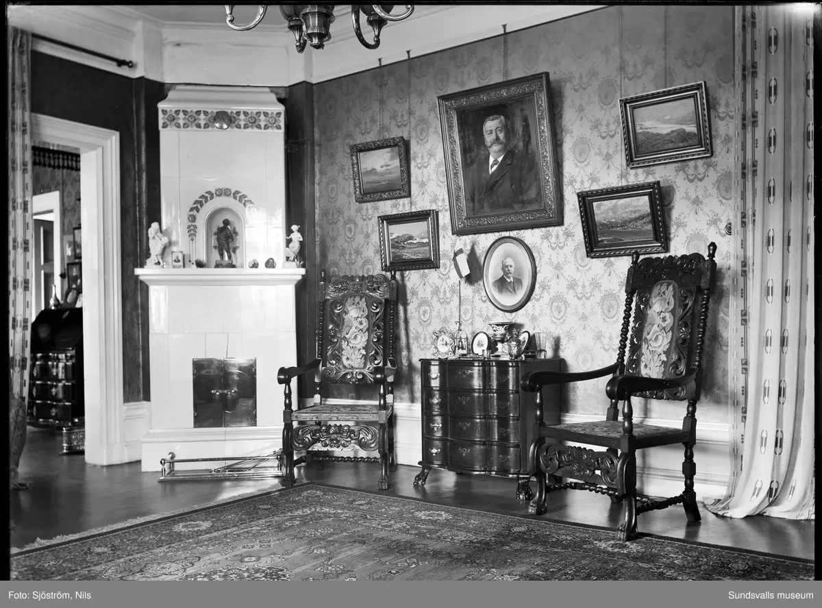 Interiörbild från en av salongerna på Svartviks herrgård, med en vacker ...