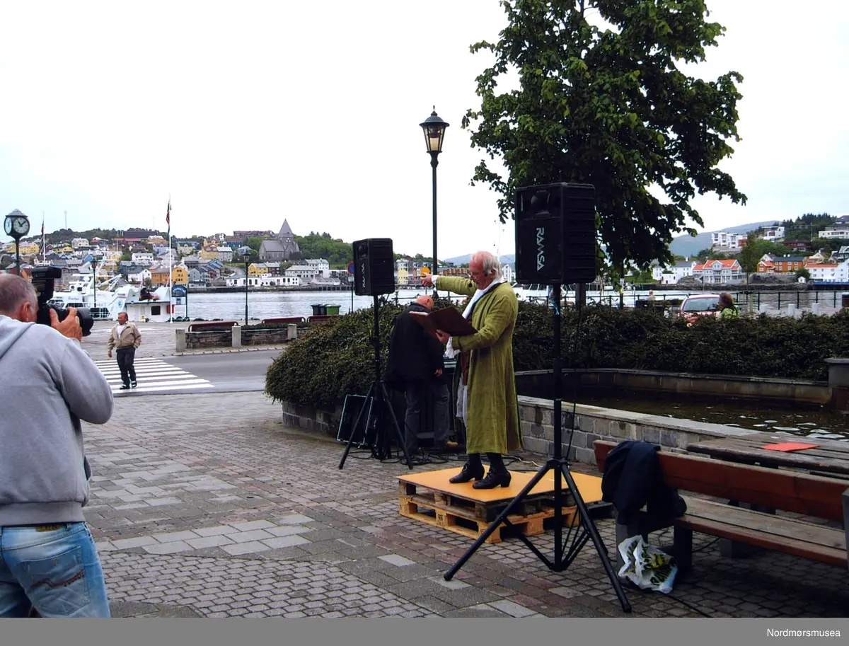 Frode Rasmussen som Jappe Ippes, Klippfiskballett på Rådhusplassen ...