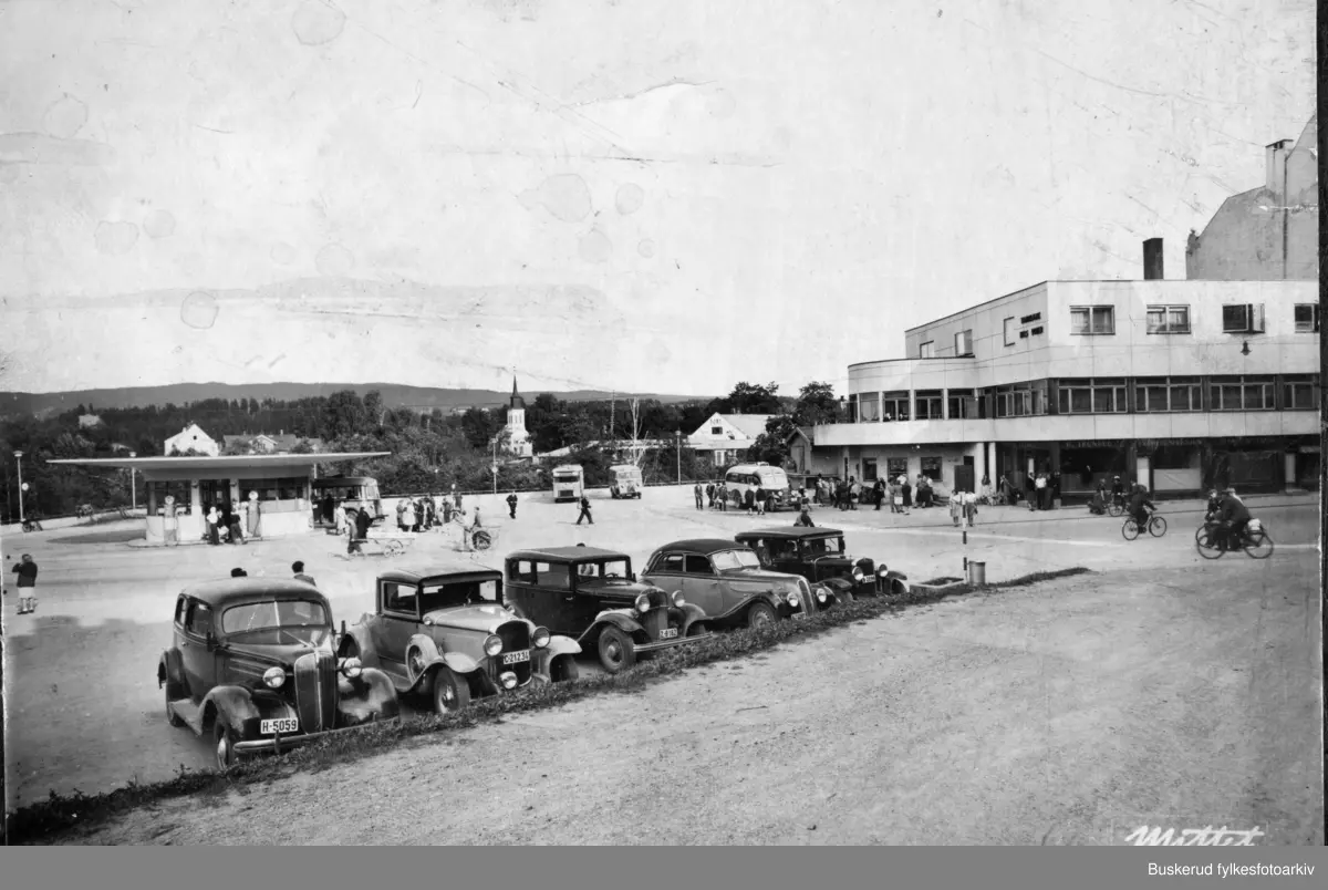 Hønefoss rutebilstasjon .Engeseth Busslinjer var et busselskap som ...