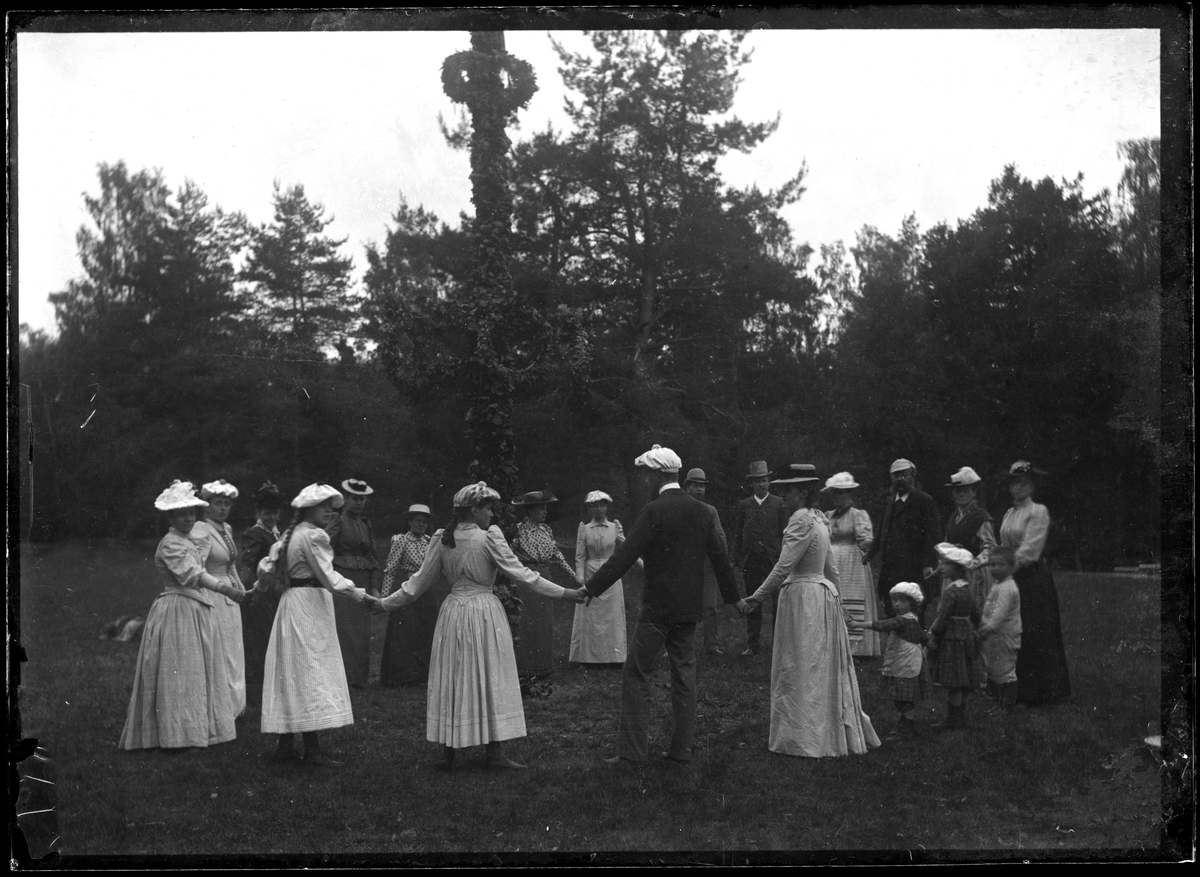 Midsommardans runt stång - Västergötlands museum / DigitaltMuseum