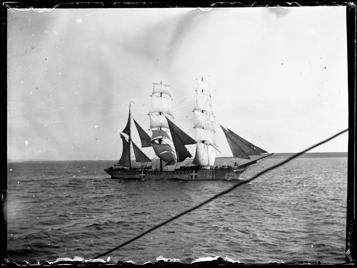 Skonert med svenska flaggor - Västergötlands museum / DigitaltMuseum