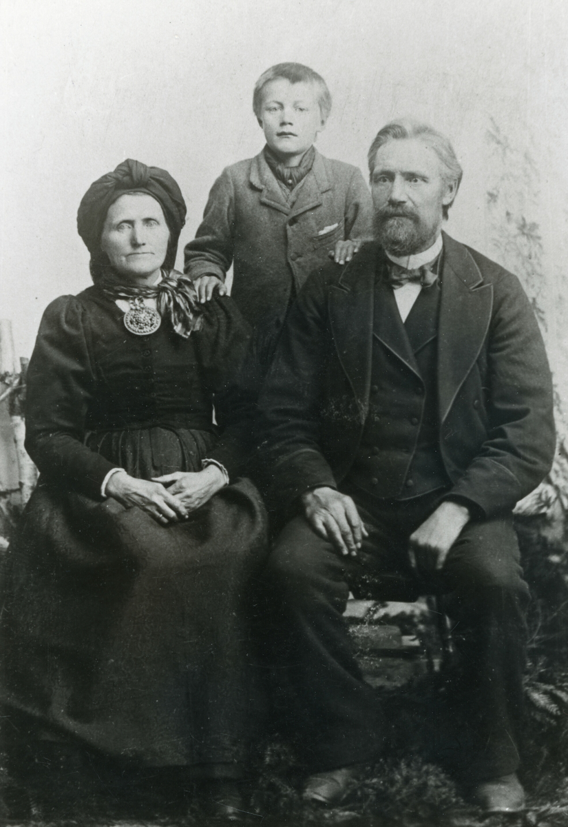 Aslak Smedal med kona Gunhild (f. Rue) og sonen Eilif - Bø Museum ...