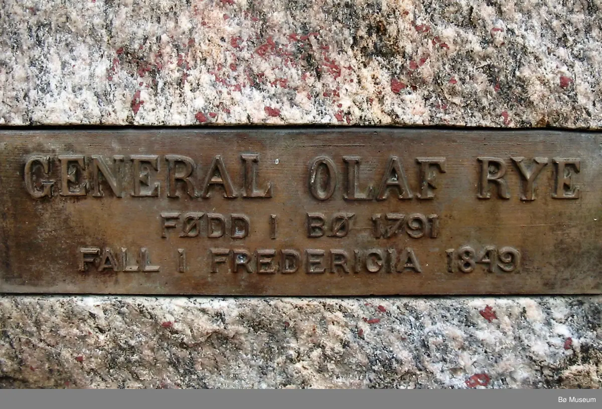 Avdukinga av minnesteinen over Olaf Rye ved Bø museum, Oterholt - Bø ...