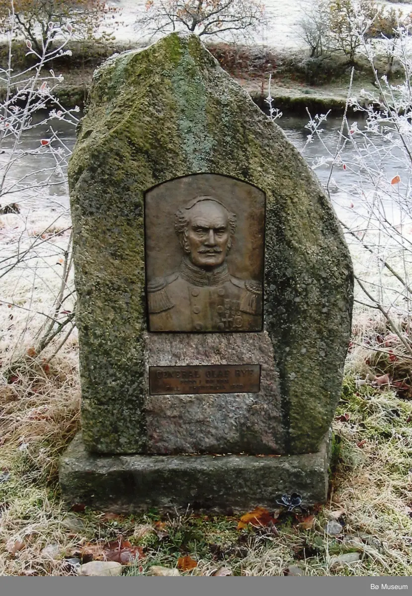 Avdukinga av minnesteinen over Olaf Rye ved Bø museum, Oterholt - Bø ...