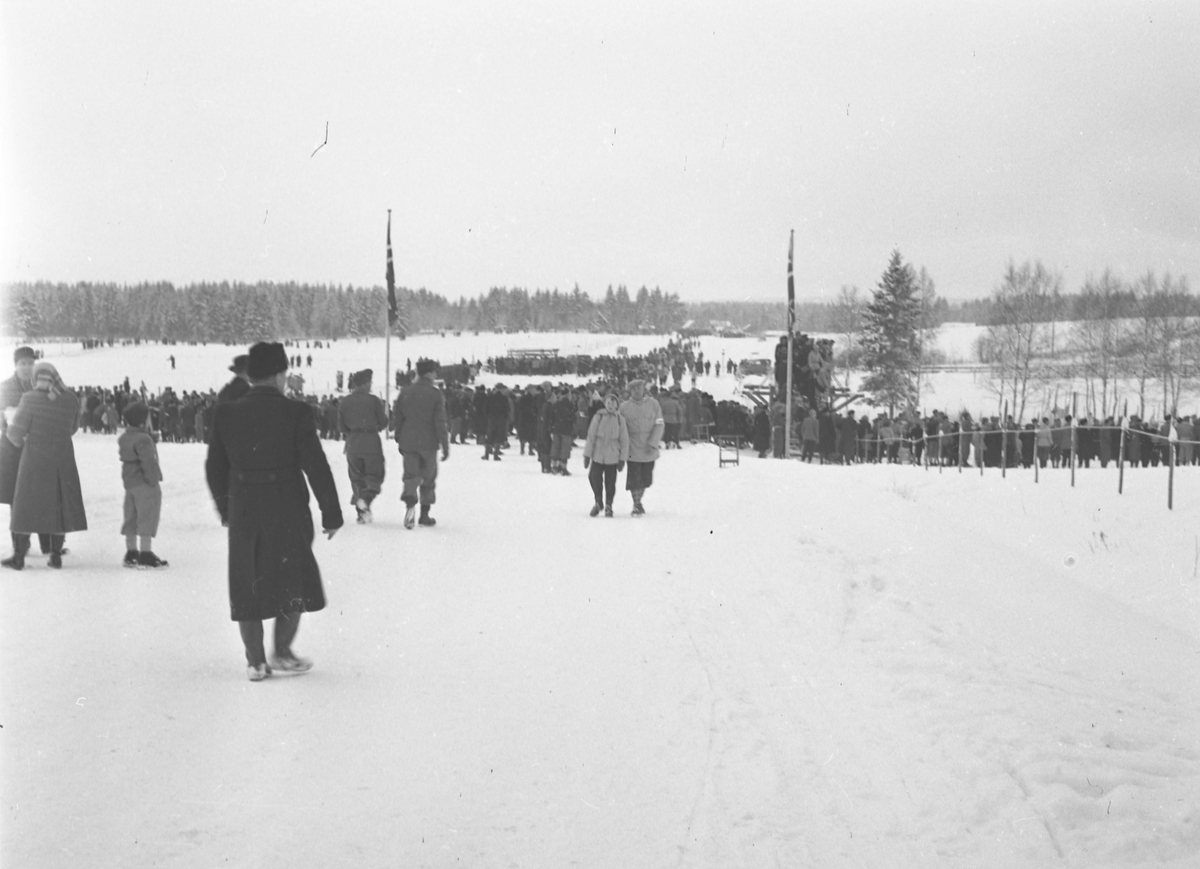 Vinterlandskap. Mange mennesker samlet, både med og uten ski ...
