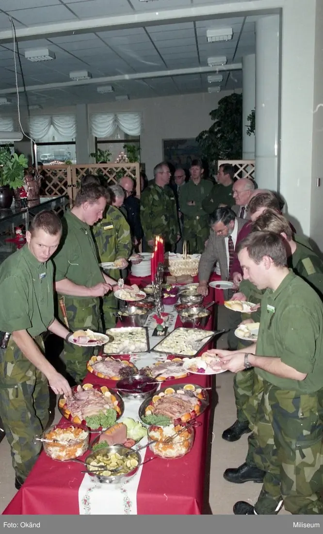 Julbord ing 2. Kapten Niclas Cronqvist, löjtnant Johan Ullman, fänrik ...
