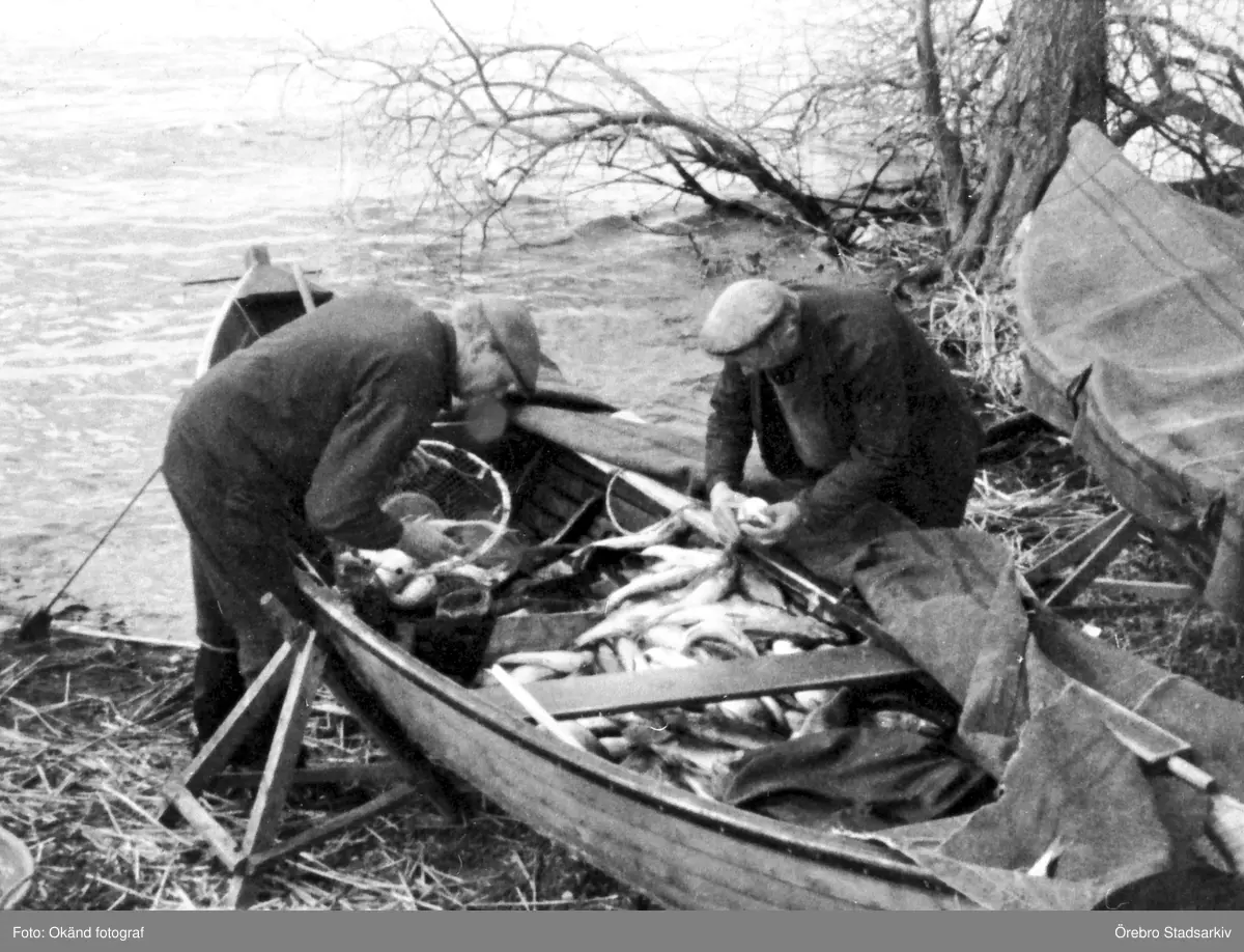 Fiskare med fångst, 1930-tal - Örebro Stadsarkiv / DigitaltMuseum