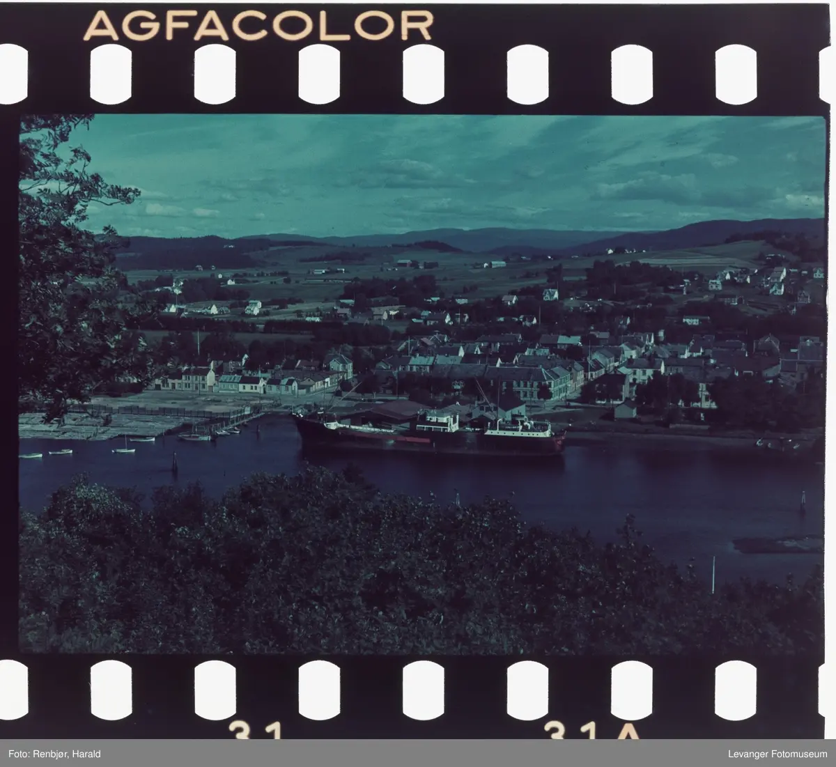 Utsikt over Levanger fra Nesset med en fraktebår ved Samvirkebrygga ...