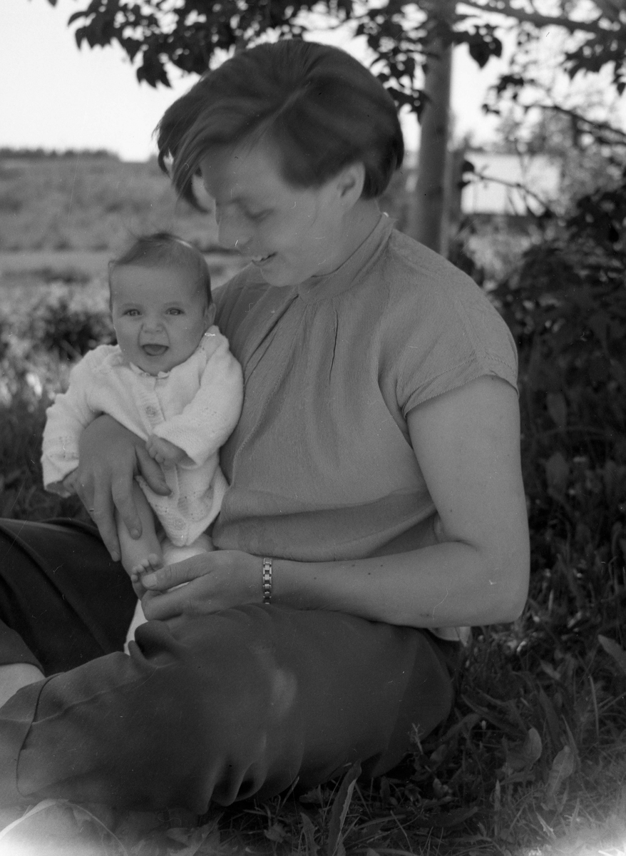 mor med barn - Museene i Akershus / DigitaltMuseum