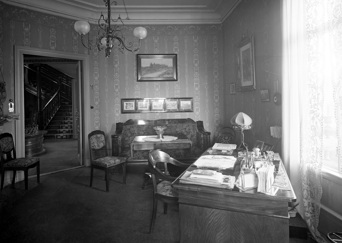 Interiör från Araby herrgård. Arbetsrum/herrum med skrivbord ...
