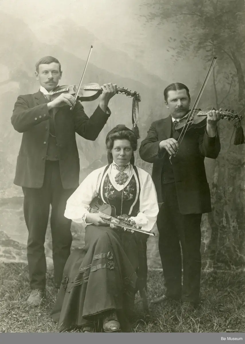 Tre hardingfelespelarar frå Bø i 1911. Frå v. Einar Lund, Kristiane ...