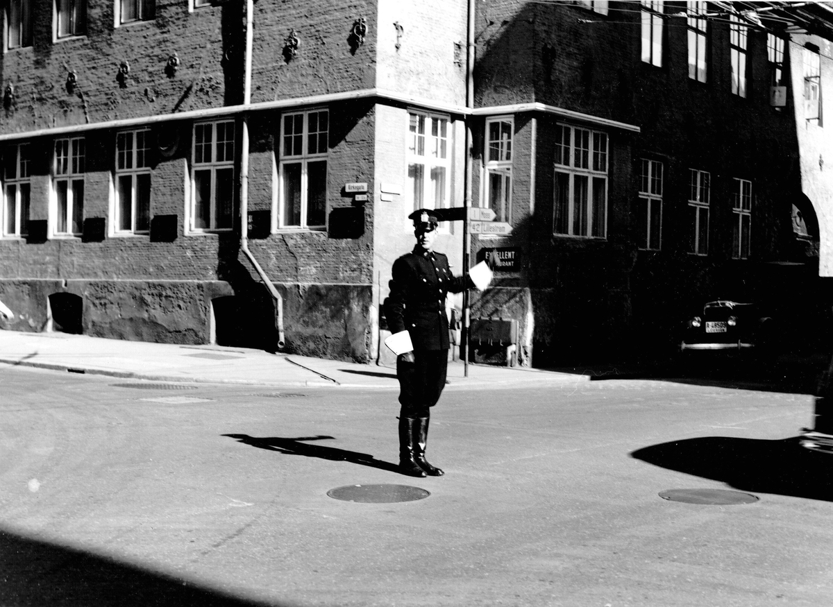 Politimann dirigerer trafikk - Justismuseet / DigitaltMuseum
