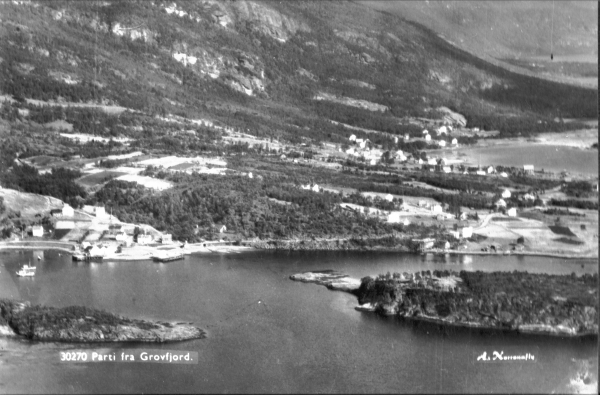 Flyfoto av Grov og Indre Grovfjord. - Sør-Troms Museum / DigitaltMuseum