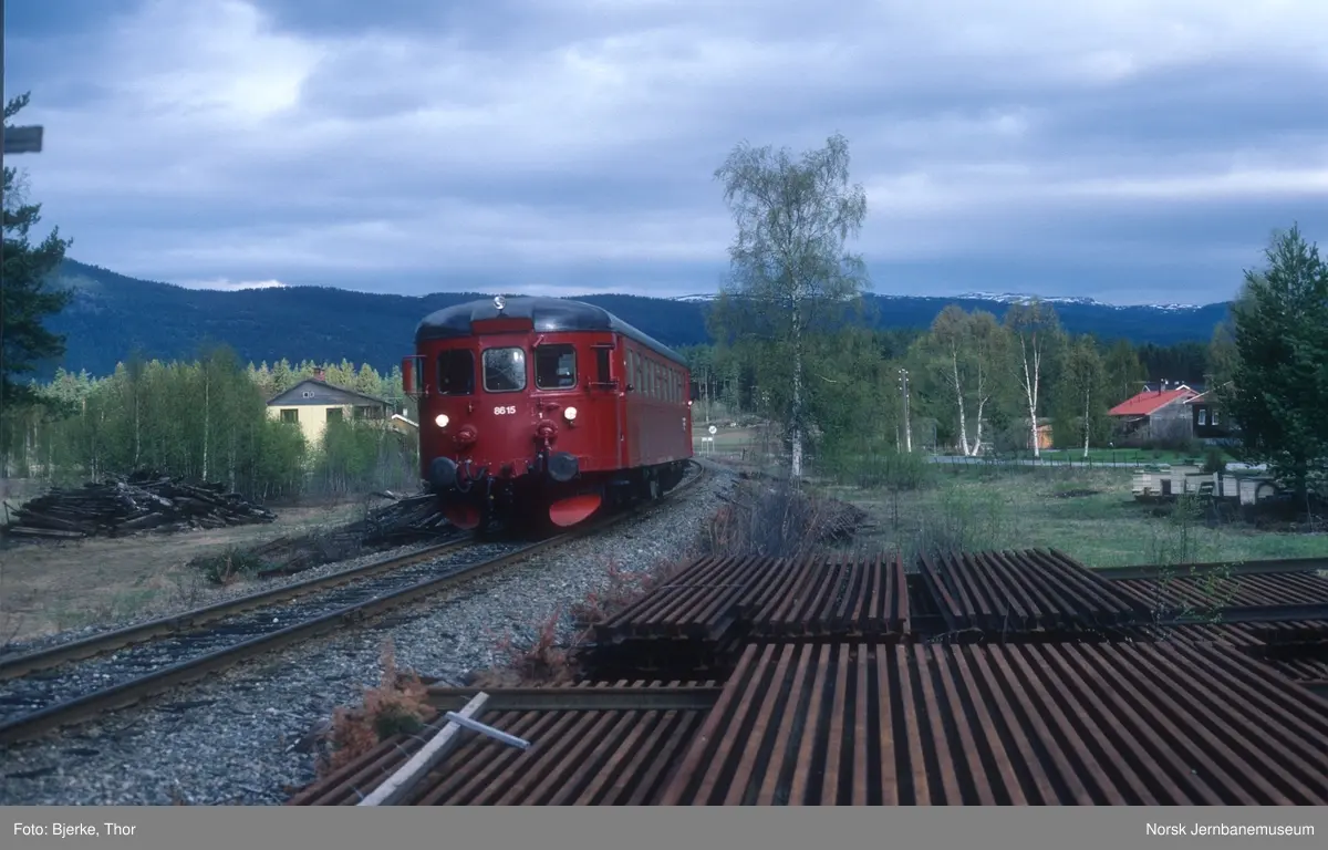 Motorvogn BM 86 15 i persontog 590 nord for Flesberg - Norsk ...