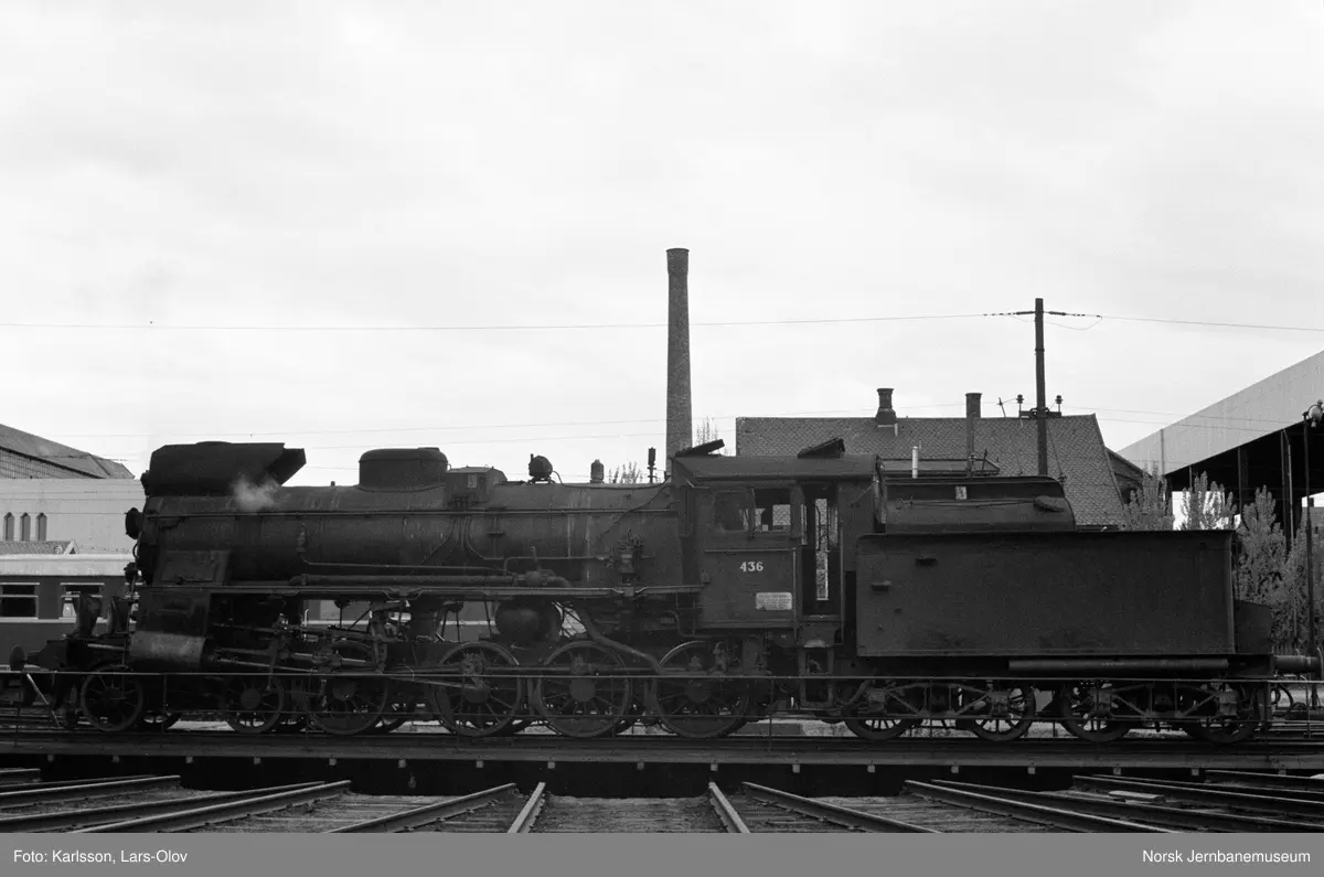 Damplokomotiv type 26c nr. 436 på svingskiven på Hamar stasjon - Norsk ...
