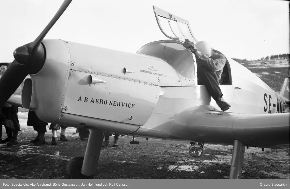Flygare lämnar sitt flygplan på Gustavsviks flygfält, maj 1946 - Örebro ...