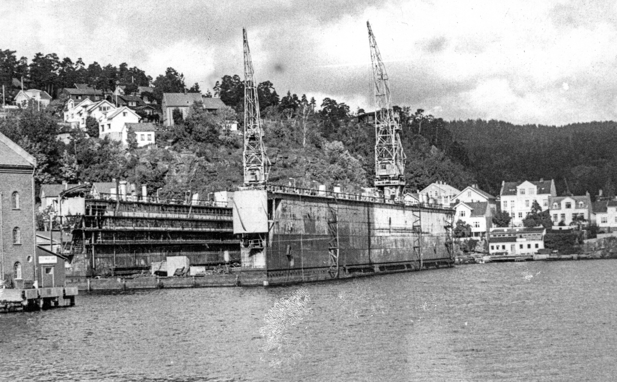 Uferdig bygg fra Tangen Verft ligger i Kirkebukta. - Telemark Museum ...