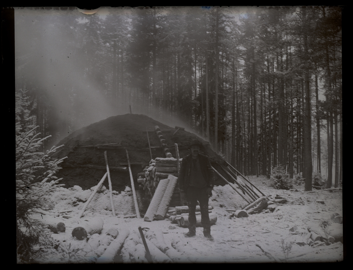 Porträtt, man stående framför en kolmila. - Västmanlands läns museum ...