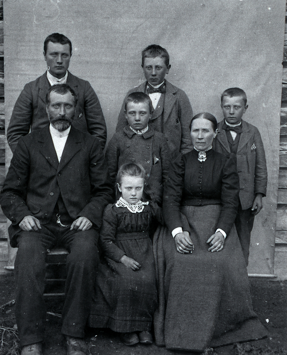 Familien Lars K. Tveit - Valdres Folkemuseum / DigitaltMuseum