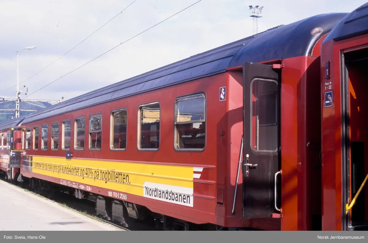 Kafeteriavogn litra BR nr. 21265 (tidligere 21205) i hurtigtog til Bodø ...