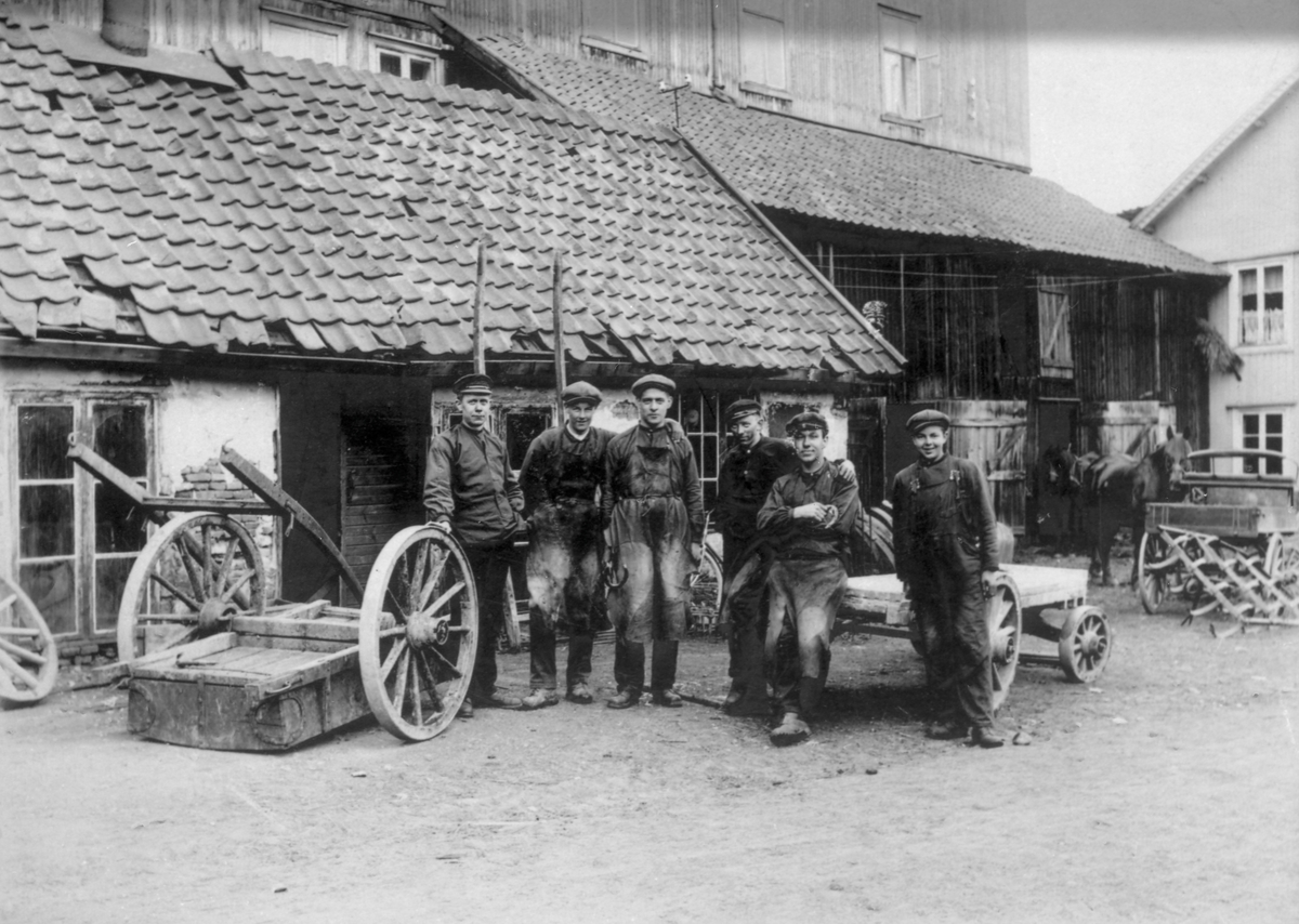 Arbeidere ved Alf Kristiansens smie. - Mjøsmuseet / DigitaltMuseum