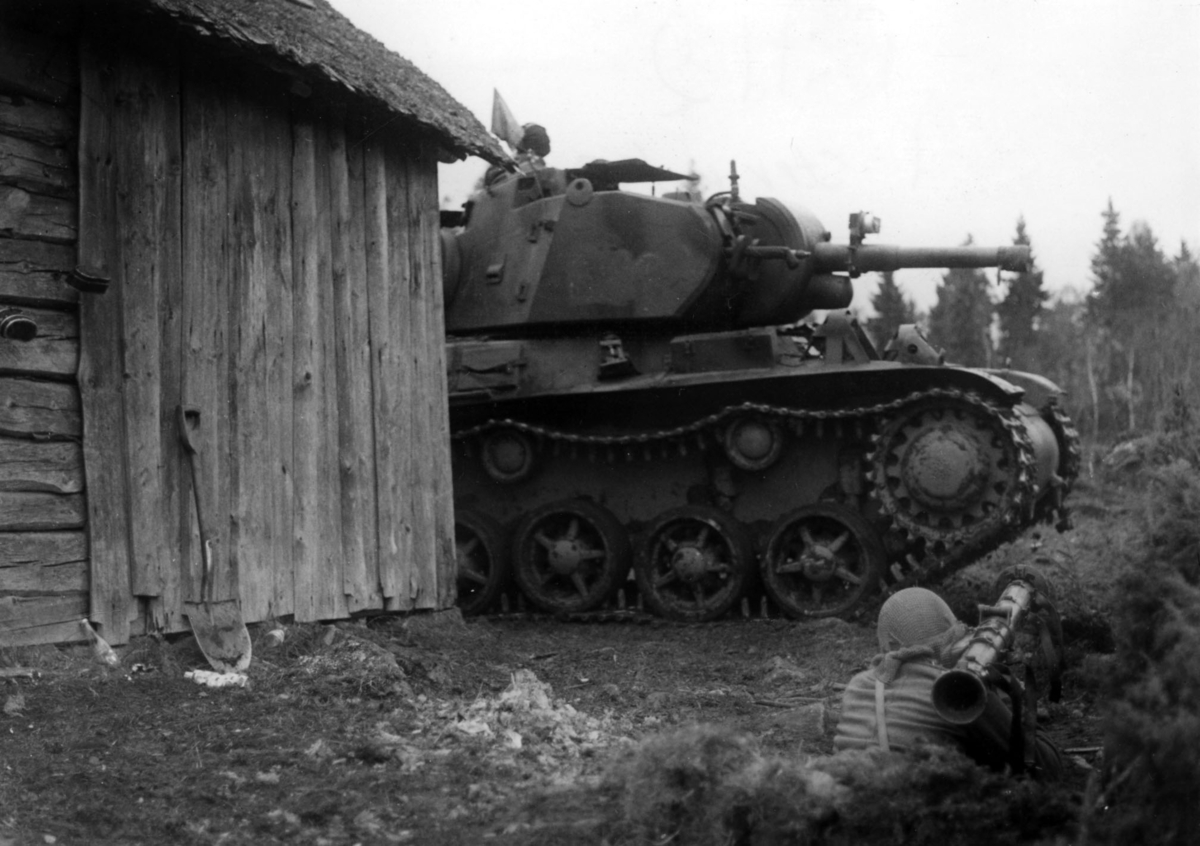 Granatgevär m/48 och en stridsvagn m/42. - Garnisonsmuseet Skaraborg ...