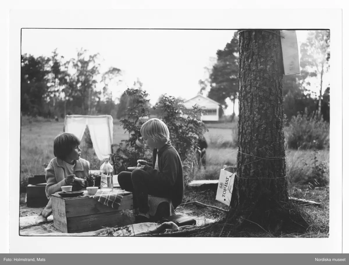 " Sommaren har inga väggar ". Vålön. - Nordiska museet / DigitaltMuseum