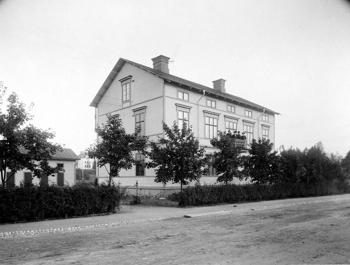 Bostadshus. Personerna på bilden är troligen kassör Simon Ljunggren med ...