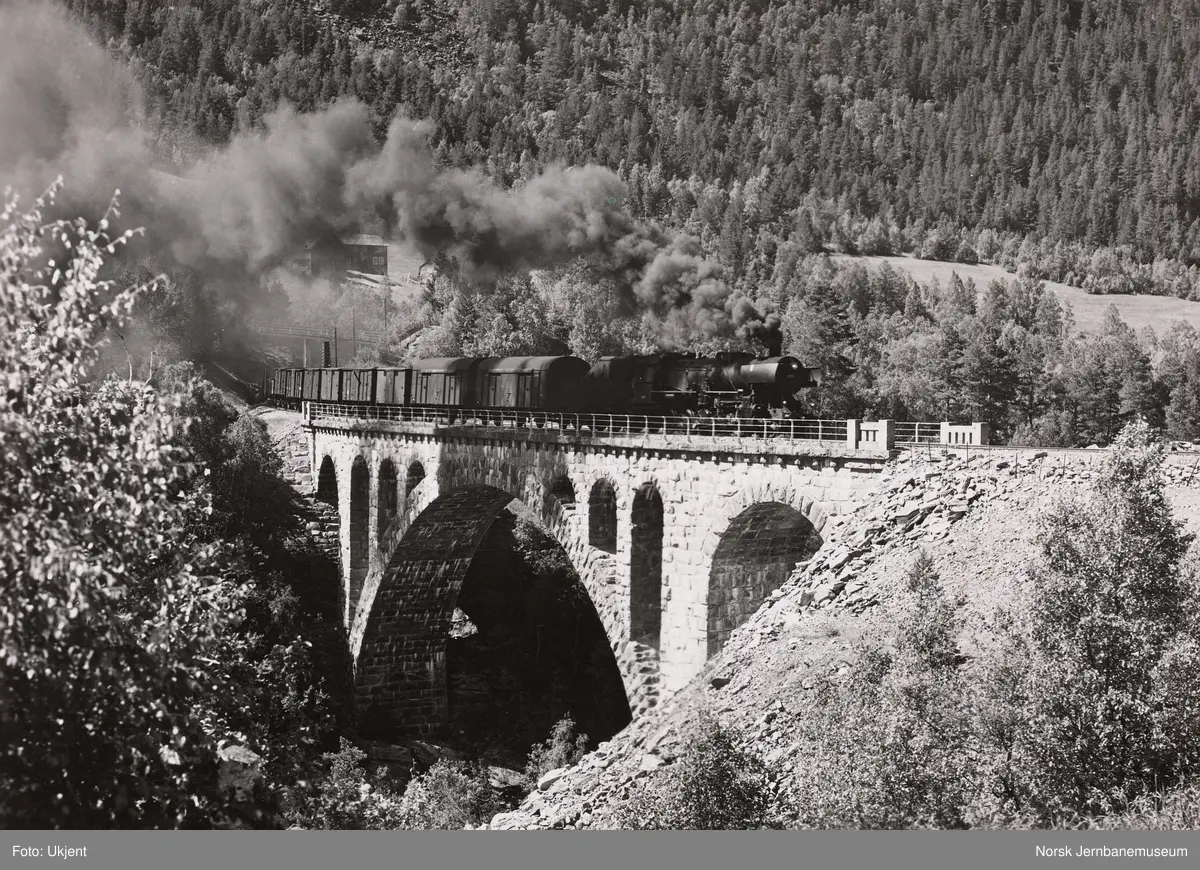 Damplokomotiv type 63a 2293 med godstog fra Åndalsnes på Kylling bru ...
