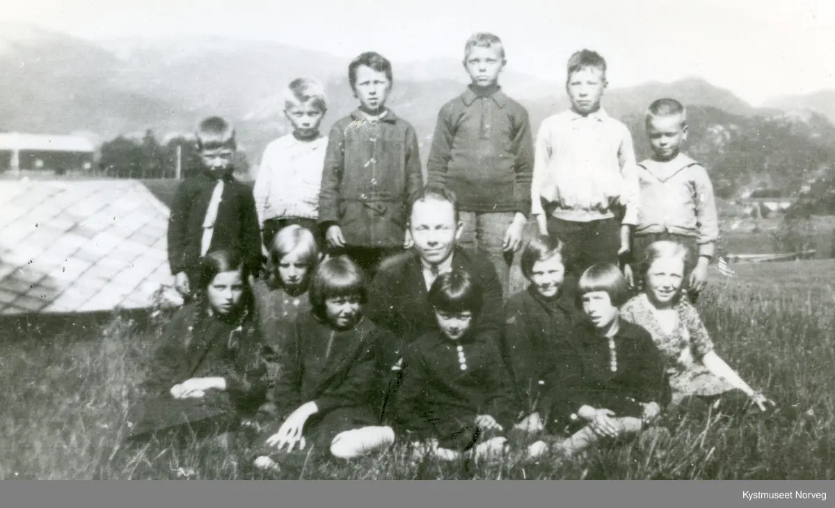 Skoleklasse utenfor Jøssund skole i Flatanger. Foran fra venstre ...