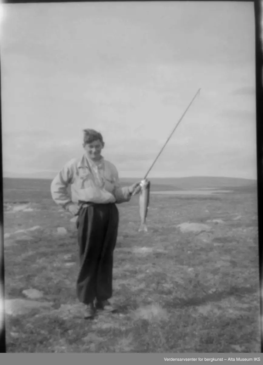 Mann Med Fisk Og Fiskestang Verdensarvsenter For Bergkunst Alta